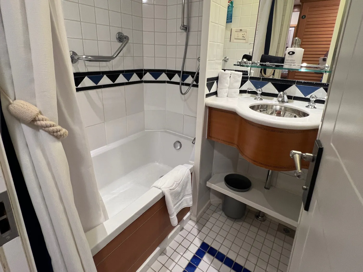 Disney Magic Cabins & Staterooms on Cruise Critic