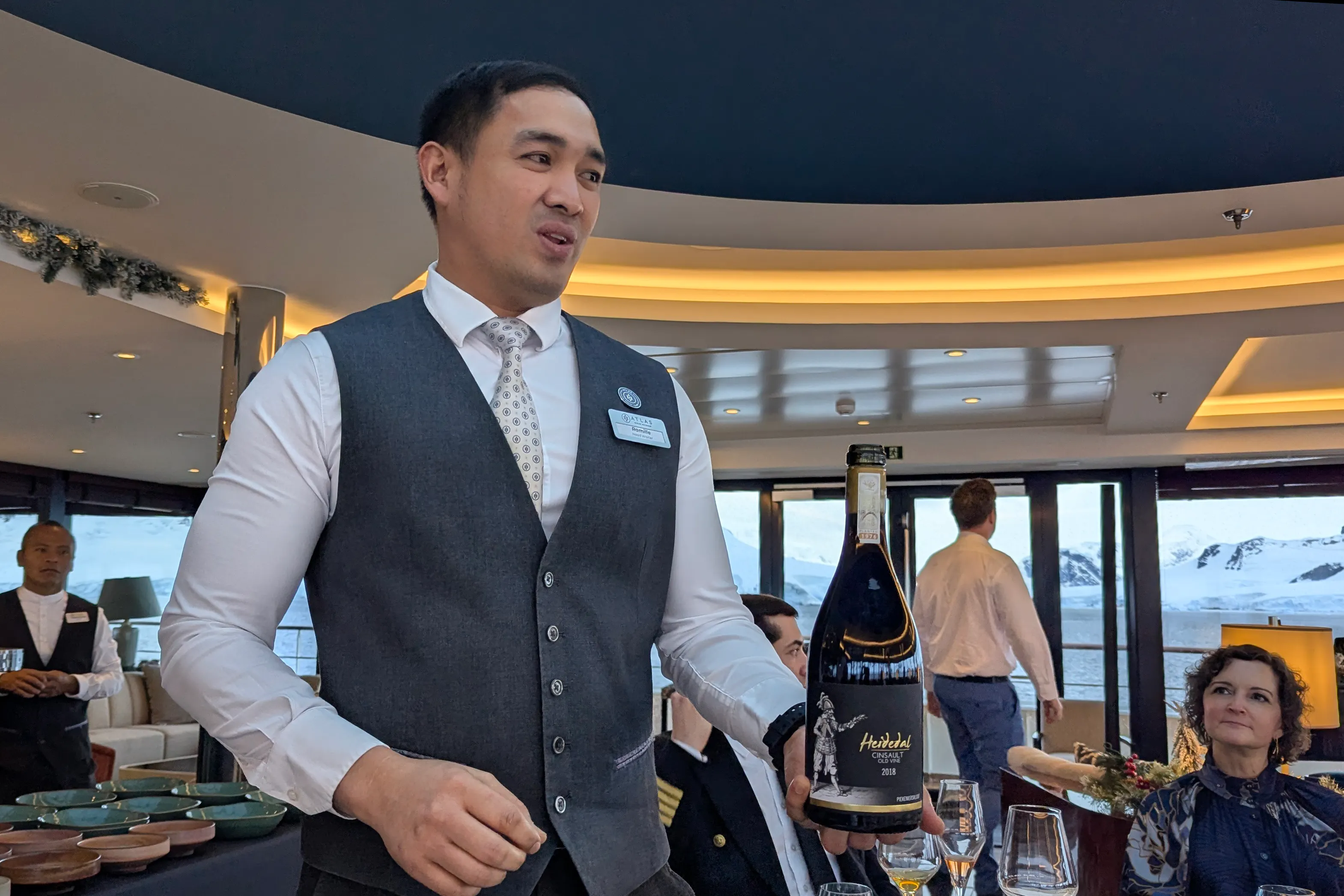 World Navigator Dining & Food | Editor's Review