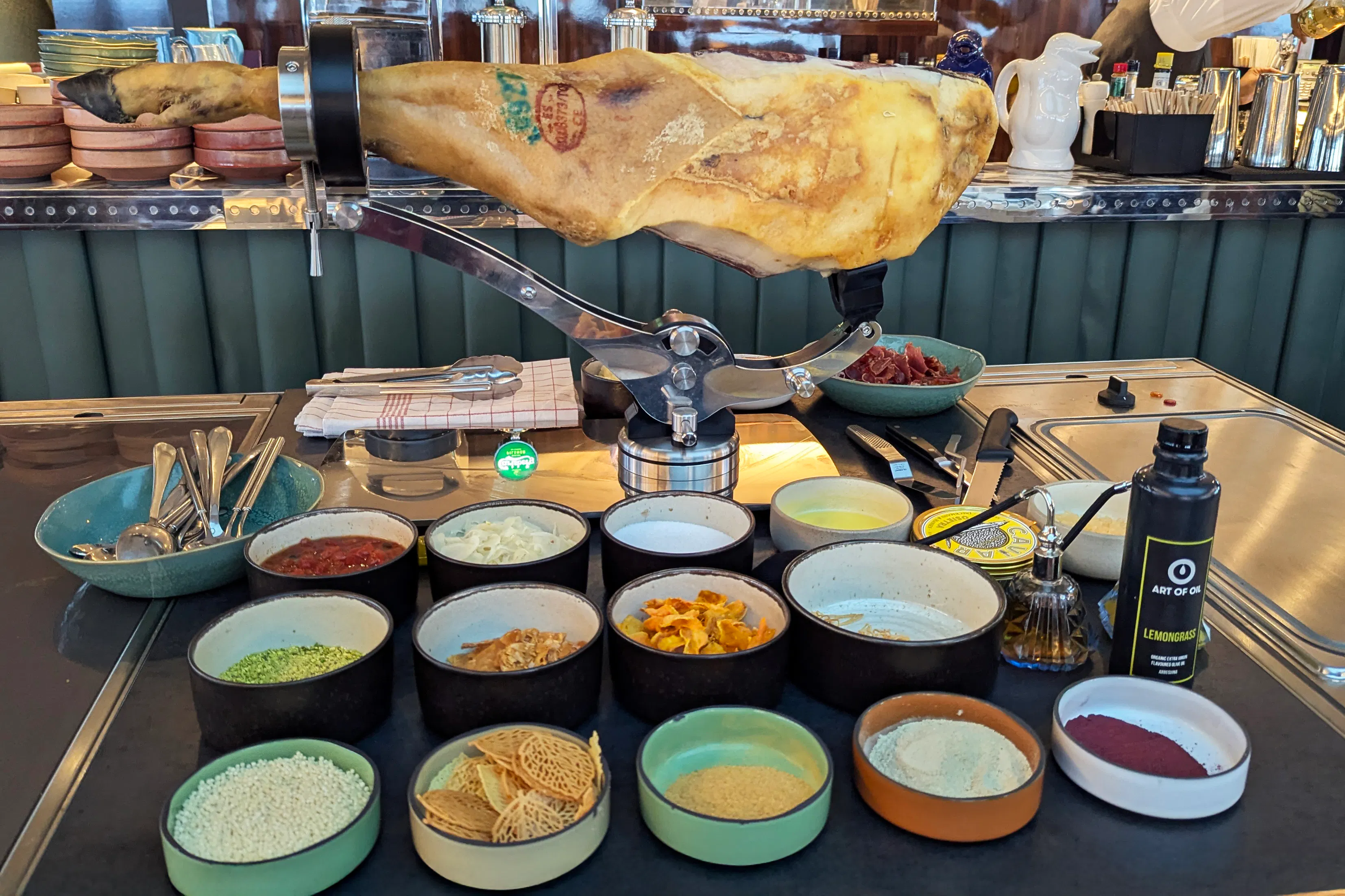 World Navigator Dining & Food | Editor's Review