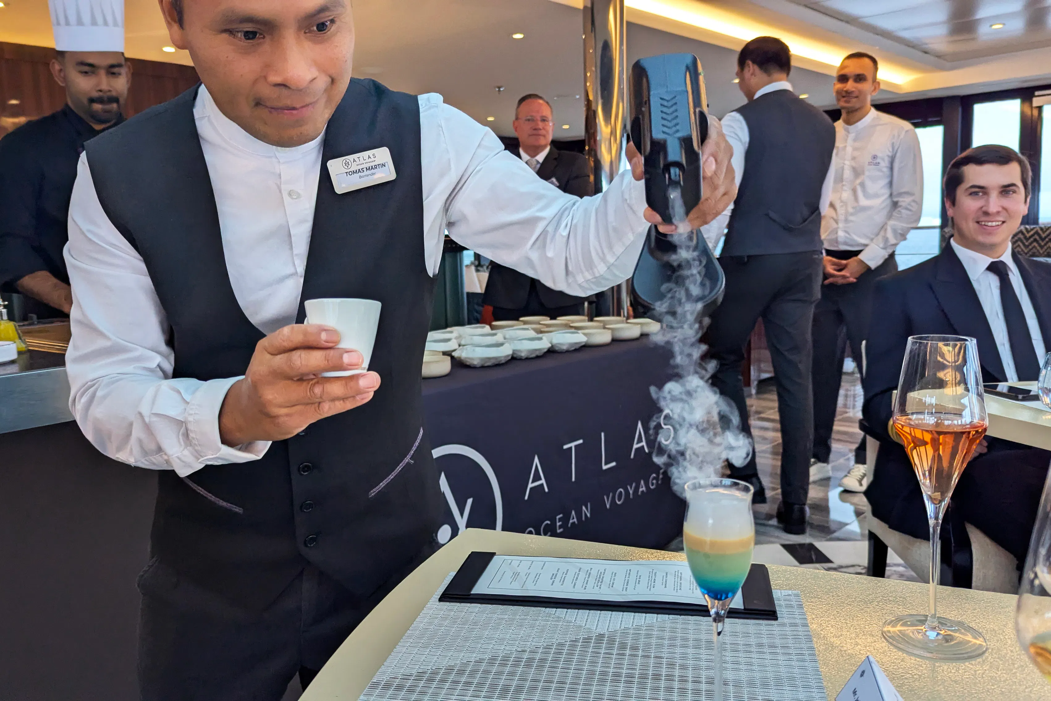 World Navigator Dining & Food | Editor's Review