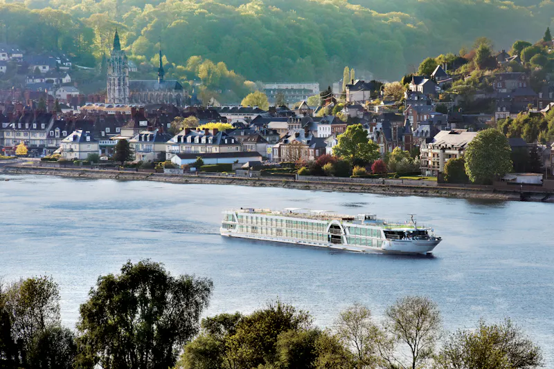Amadeus Diamond Cruise: Expert Review (2023)
